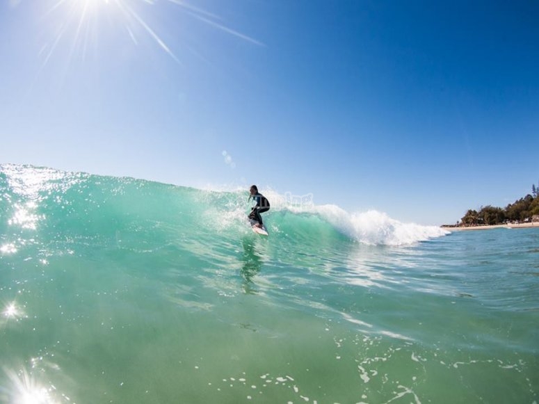 Quincy Symonds y el surf