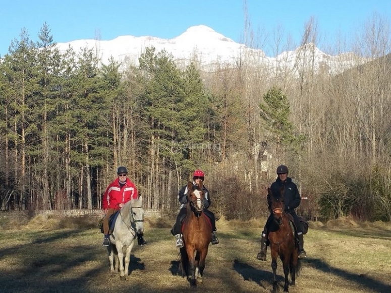 Pasear a caballo por Jaca 1 hora desde 25€ - Yumping.com