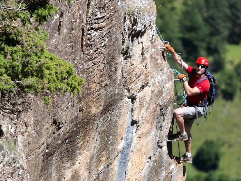 Vía ferrata Baumes Corcades en Centelles 4h desde 30€ - Yumping.com