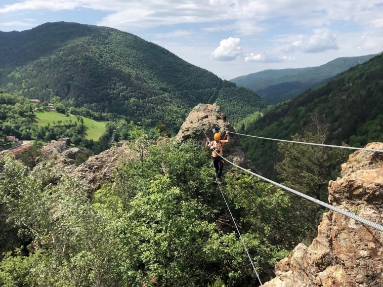 Vía ferrata Roca de la Creu (k2) + pica-pica 3h desde 50€ | Yumping