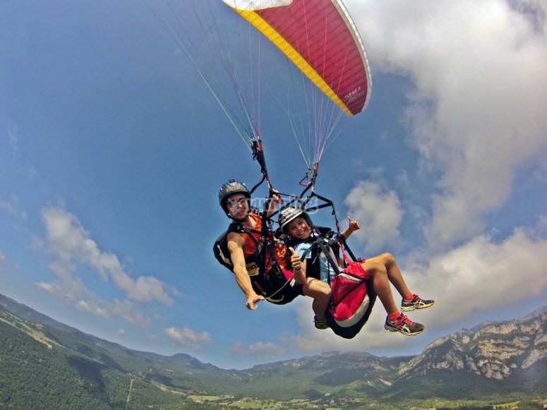 Parapente biplaza en Berga 300 metros - Ofertas-aventura Yumping.com