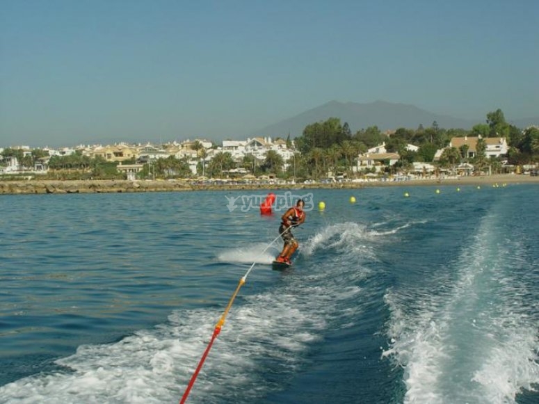 Esquí acuático en las playas de Marbella 15min desde 60€ - Yumping.com