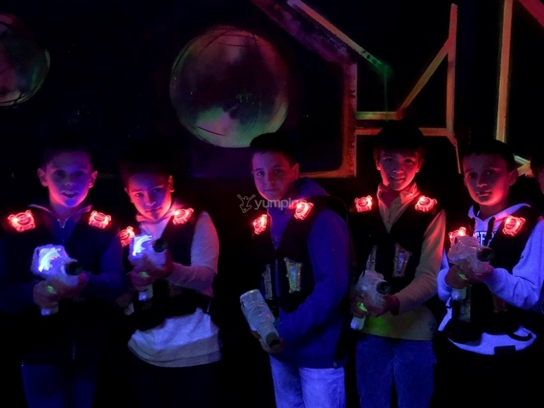 Partida Láser Tag Barcelona con pizza desde 21€ - Yumping.com