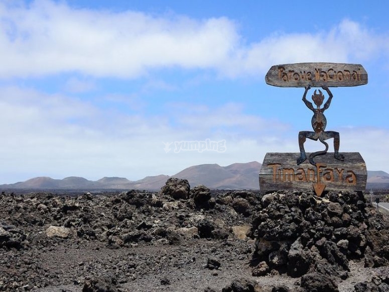 Visita al volcán de Timanfaya y cata de vinos desde 25€ - Yumping.com
