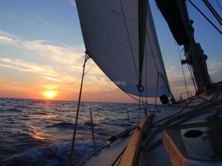 Puesta de sol desde barco en Barcelona desde 250€ - Yumping.com
