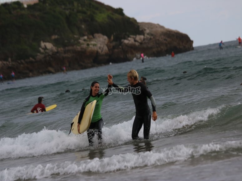 Clase privada de surf Suances y alojamiento TBaja desde 63€ - Yumping.com