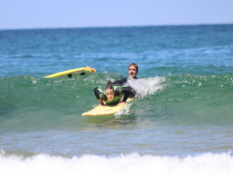 Clase privada de surf Suances y alojamiento TBaja desde 63€ - Yumping.com
