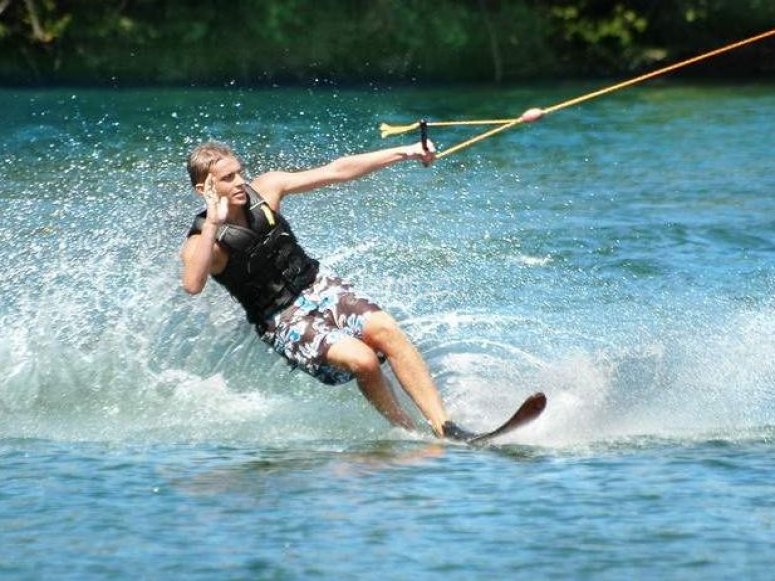 Paseo en Lancha hasta Tabarca y Esquí Acuático desde 55€ | Yumping