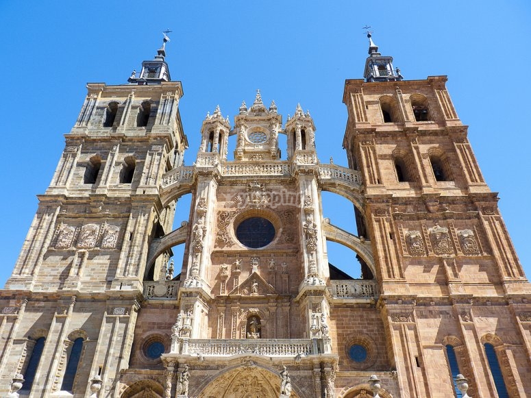 Visita guiada por Astorga y transporte desde León desde 45€ - Yumping.com