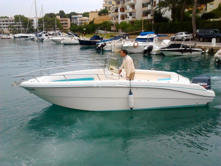 Paseo en lancha motora por el litoral barcelonés desde 450€ - Yumping.com