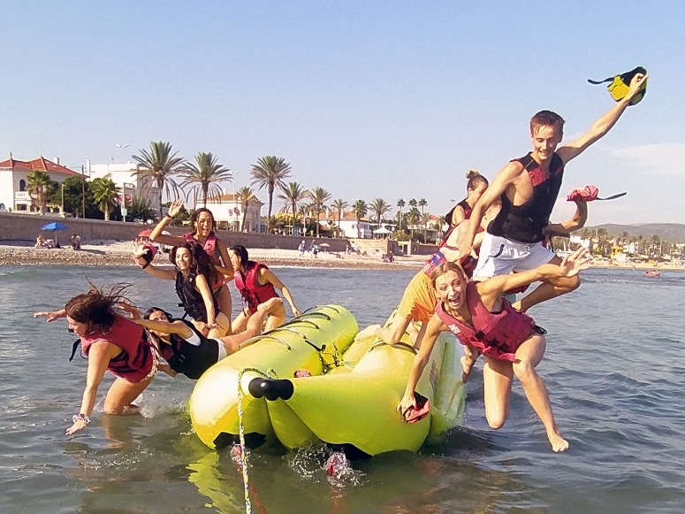 Montar en banana en la playa de Sitges 15 minutos desde 25€ | Yumping