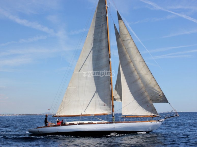 Velero en Barcelona en exclusiva 2 horas temp alta desde 299€ - Yumping.com