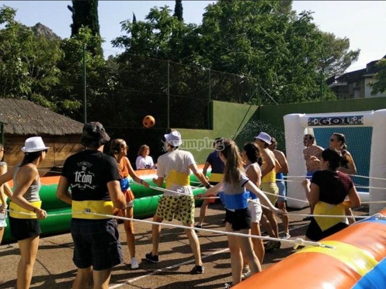 Team building con futbolín humano en Madrid 1 hora desde 10€ - Yumping.com