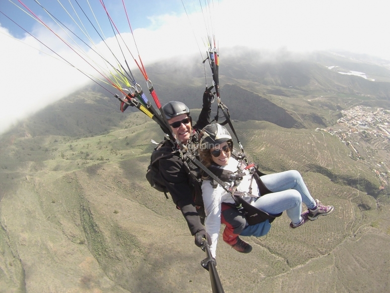 Vuela por primera vez en parapente en Adeje desde 90€ - Yumping.com