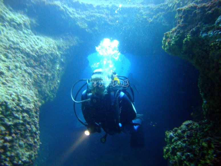 Especialidad de buceo en cavernas Menorca desde 450€ | Yumping