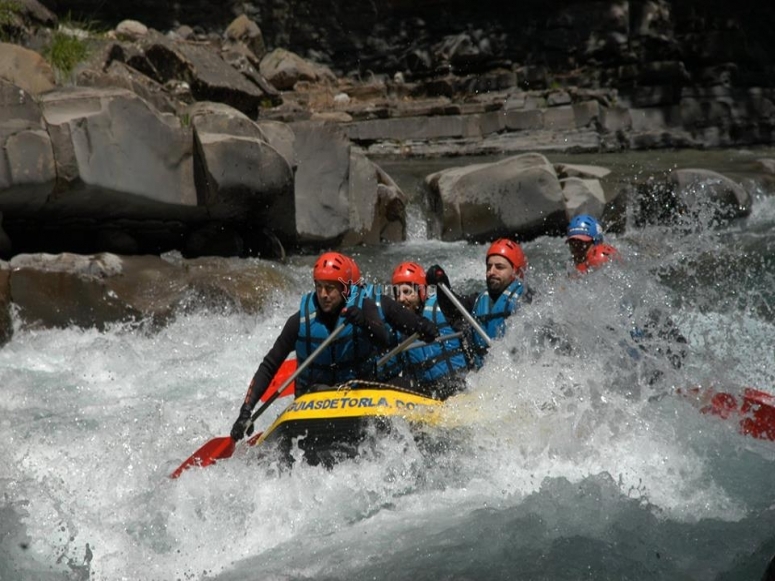 Rafting en el río Ara de Torla a Broto nivel IV desde 55€ - Yumping.com