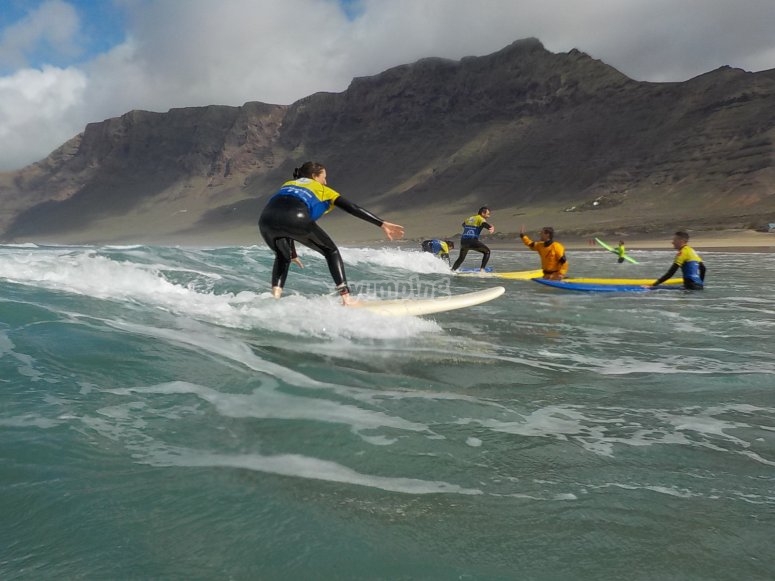 Surf Camp 3 días en Famara Beach 5 horas al día desde 218€ - Yumping.com