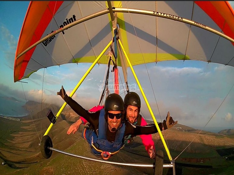 Vuelo en ala delta biplaza en la isla de Lanzarote desde 150€ - Yumping.com