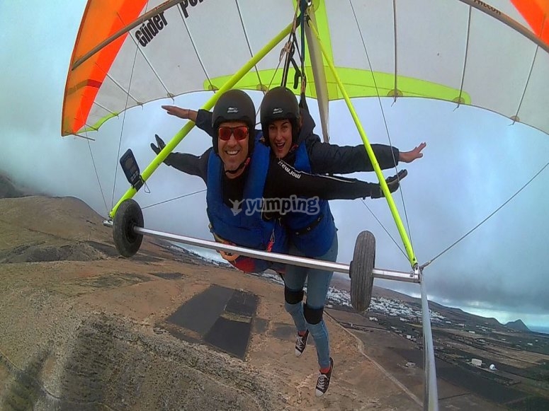 Vuelo en ala delta biplaza en la isla de Lanzarote desde 150€ - Yumping.com