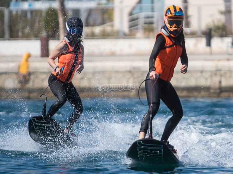 Bautismo de Jet Surf en Puerto de Alicante 30 min desde 70€ - Yumping.com