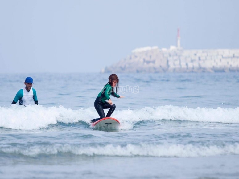 Clase de surf en playa de Sabón 2 horas desde 30€ - Yumping.com
