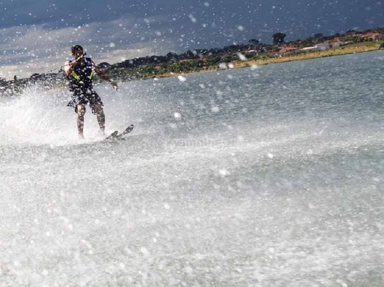 Esquí acuático en playa El Padrón 15 minutos desde 50€ - Yumping.com