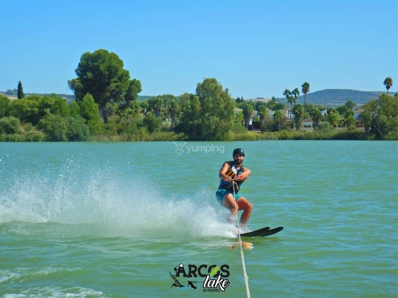 Clase de esquí acuático Costa de Chiclana 25 min desde 40€ - Yumping.com