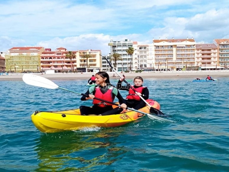 Alquiler de kayak biplaza en playa Carvajal 1 hora desde 15€ - Yumping.com