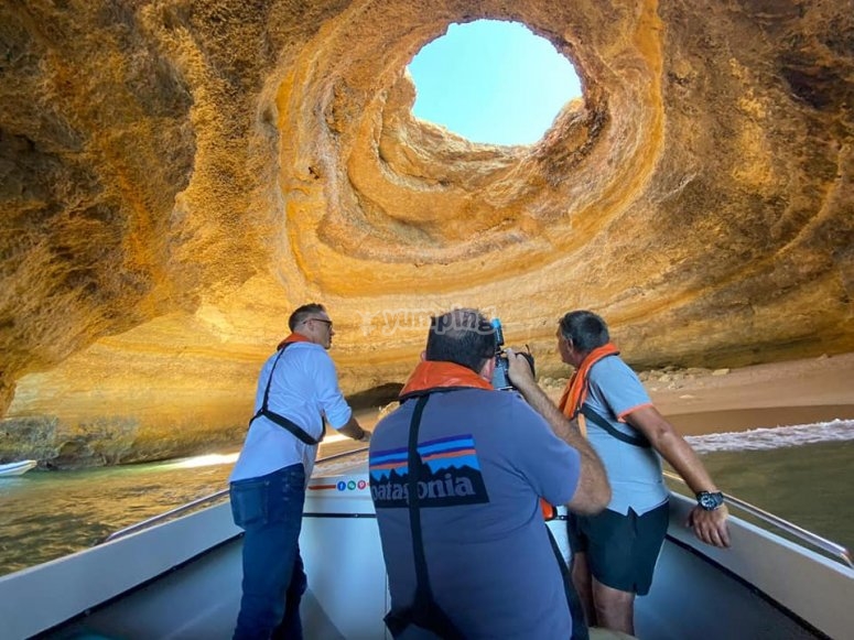 Tour privado en barco cuevas Benagil y Marinha 90m desde 225€ - Yumping.com