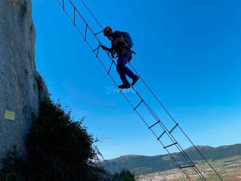 Vía Ferrata John Hogbin en Zafarraya, 2 horas desde 75€ | Yumping
